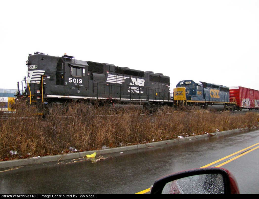 NS 5019 and CSX 8815